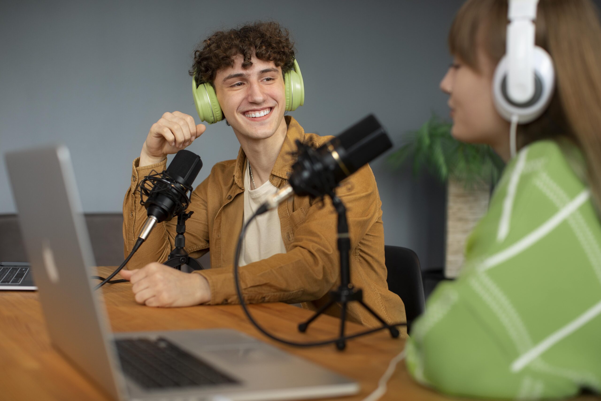 Best Podcasts for College Students – Stay Inspired & Informed